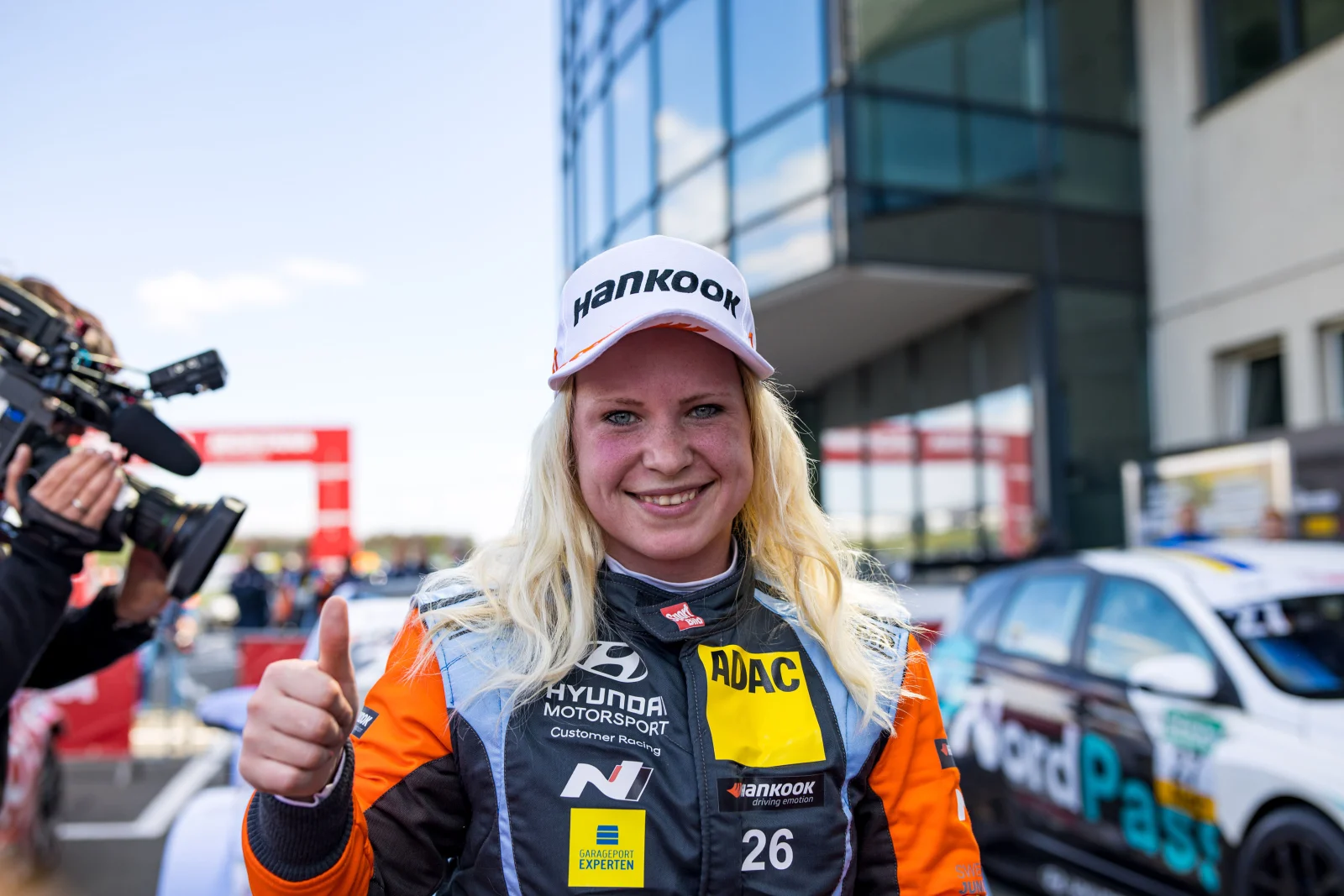 Jessica Bäckmans första racevinst i TCR Germany | Motorsportmagasinet